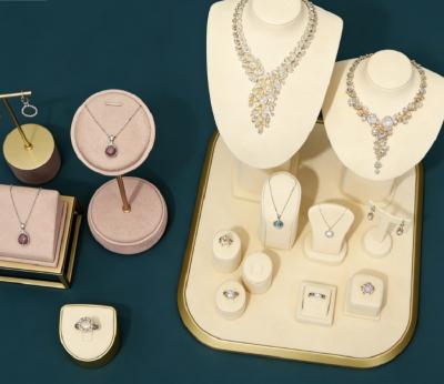 China Museum-Grade Jewelry Display Kit with Custom Velvet Stand Set and Gold Metal Frame for Luxury Retail for sale