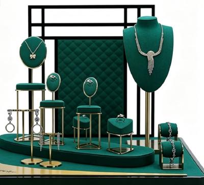 China Luxury Emerald Green Jewelry Display Set, Premium Velvet & Gold Jewelry Showcase for Necklaces, Rings & Earrings for sale