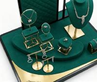 China Luxury Emerald Green Jewelry Display Set, Premium Velvet & Gold Jewelry Showcase for Necklaces, Rings & Earrings for sale