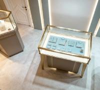 China Luxury Eco-Friendly LED-Lit Taupe & Rose Gold Jewelry Display Set Complete Turnkey Showcase with Tall Pedestal & Central Counter for sale