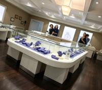 China Modern White Textured Oval Jewelry Store Interior Design, Complete Turnkey Fixture Package with Central Island Showcase for sale