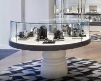 China Modern Luxury LED Lighting Jewelry Display Cases High End Custom Glass Showcases with Metal & Wood Base for Jewelry Store for sale