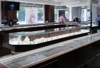 China Modern Business Dark Walnut & Silver Trim LED Jewelry Display Cases High End Custom Glass Showcases Wood Base Retail Store for sale