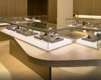 China Modern Luxury Curved Wood & Glass Jewelry Showcase with LED Lighting Freestanding Display Cabinet for Jewelry Shops & Malls for sale
