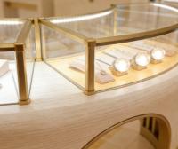 China Luxury Jewelry Display Cabinets LED Lighting Curved Island Customizable Design Aluminium/MDF Construction for Retail Stores for sale
