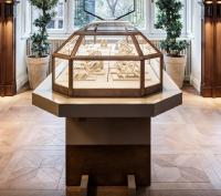 China Custom Vintage-Style Jewelry Display Counter LED Lighting Premium Solid Wood Tempered Glass Showcase for Luxury Jewelry Stores for sale