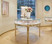 China Modern Freestanding Jewelry Display Counter Marble Top Curved Glass Showcase Decorative Gold Legs LED Lighting Retail Showroom for sale