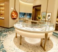 China Professional Luxury Jewelry Display Counter, Cream White Curved Glass Showcase for Retail & Exhibition for sale