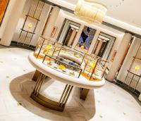 China Luxury Gold Frame Round Gold Jewelry Display Island, Premium Glass Jewelry Showcase for High-End Jewelry Stores for sale
