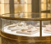 China Premium Curved Glass Island Jewelry Display Counter Hand-Carved Gold Frame Luxury Showcase LED Lighting High-End Showroom for sale