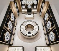 China Luxury Jewelry Island Display Counter Custom Beige Black Showcase Gold Trim Crystal Chandelier Style LED Lighting Showroom for sale