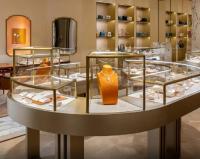 China Luxury Warm Tone LED Lighting Jewelry Display Cases High End Custom Glass Showcases with Gold Trim for Pearl Jewelry Store for sale