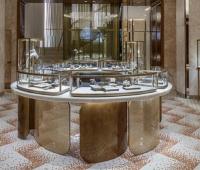 China Luxury Warm Tone LED Lighting Jewelry Display Cases High End Custom Glass Showcases with Gold Trim for Pearl Jewelry Store for sale
