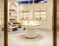 China Hot Custom Luxury LED Glass Jewelry Display Stand with Modern Design for Retail Store and Jewelry Showroom for sale