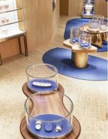 China Elegant LED-Lit Tempered Glass and Metal Wave-Shaped Jewelry Showcase for Luxury High Jewelry Collection for sale