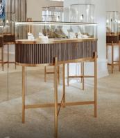 China Modern Curved Tempered Glass & Metal Luxury Jewelry Display Cabinets Freestanding with LED Lighting for Jewelry Mall for sale