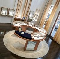 China Custom Modern Wood Tone Jewelry Store Interior Design, Complete Turnkey Fixture Package with Circular Central Showcase for sale