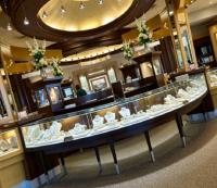 China Luxury Curved Jewelry Display Island, Premium Glass Jewelry Showcase for High-End Jewelry Stores for sale