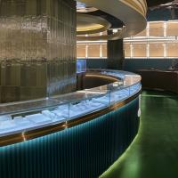 China Modern Solid Wood Jewelry Island Showcase with Glass Shelves for Jewelry Shop for sale