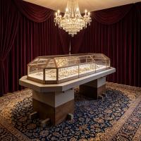 China European-Style Polygonal Jewelry Island Display Case High-End Vintage High-Transparency Glass Display Case Antique Display Stand for sale
