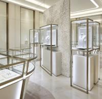 China Modern Luxury Champagne Gold Ivory White Jewelry Store Interior Design Complete Turnkey Fixture Package Pedestal Showcase LED for sale