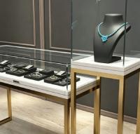 China Luxury White & Gold Minimalist Jewelry Display Set, Complete Turnkey Showcase with Pedestal & Counter for sale