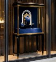 China Classic Tall Glass Jewelry Showcase with Arched Backdrop and LED Lighting Luxury Store Pedestal for Necklaces & Jewelry Sets for sale