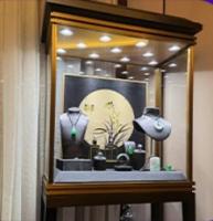 China Luxury Gold Metal Jewelry Pedestal Display Case High End Custom Design LED Top Lighting for Luxury Jewelry Store Mall Durable for sale