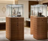 China Luxury Tall Freestanding Jewelry Display Case Wooden Base Tempered Glass Showcase LED Lighting Customized Design Retail Store for sale