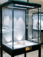 China High-End Jewelry Display Cabinet - Custom Tempered Glass Case with LED Lighting for Luxury Retail Store Design for sale