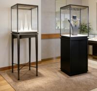 China Customizable Durable Modern Jewelry Showcase with Tempered Glass LED Illuminated Jewelry Display Cabinet for Retail Stores for sale
