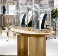 China Luxury Jewelry Display Cabinets with LED Lighting Curved Island & Customizable Design for Boutique and Luxury Shopping Malls for sale