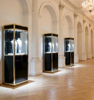 China Modern Freestanding LED Lighting Jewelry Display Vitrine with Gold Trim Glass Cabinet for Luxury Mall & Retail Store Showroom for sale