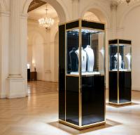 China Modern Freestanding LED Lighting Jewelry Display Vitrine with Gold Trim Glass Cabinet for Luxury Mall & Retail Store Showroom for sale