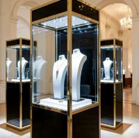 China Modern Freestanding LED Lighting Jewelry Display Vitrine with Gold Trim Glass Cabinet for Luxury Mall & Retail Store Showroom for sale