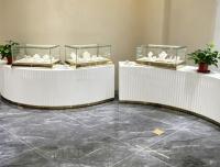 China Luxury Vertical Fluted Red Velvet Gold Jewelry Display Cabinet, Premium Glass Showcase for High-End Gold Retail for sale