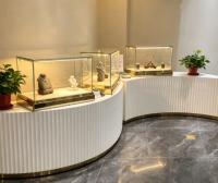 China Luxury Vertical Fluted Red Velvet Gold Jewelry Display Cabinet, Premium Glass Showcase for High-End Gold Retail for sale
