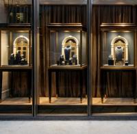 China Classic Tall Glass Jewelry Showcase with Arched Backdrop and LED Lighting Luxury Store Pedestal for Necklaces & Jewelry Sets for sale