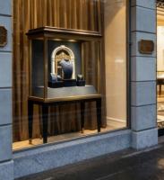 China Classic Tall Glass Jewelry Showcase with Arched Backdrop and LED Lighting Luxury Store Pedestal for Necklaces & Jewelry Sets for sale