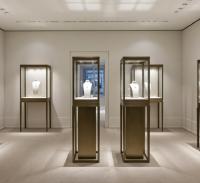 China Modern Freestanding Tempered Glass Jewelry Display Showcase Bronze Trim LED Lighting for Luxury Retail (Customizable Dimensions for sale