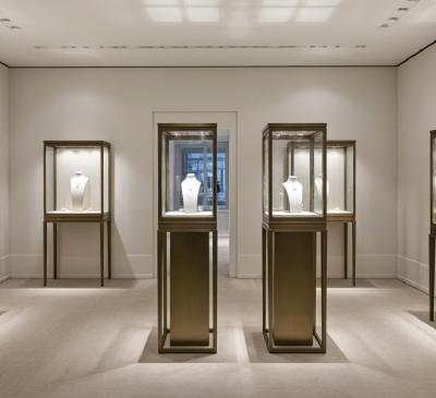 China Modern Freestanding Tempered Glass Jewelry Display Showcase Bronze Trim LED Lighting for Luxury Retail (Customizable Dimensions for sale