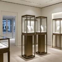 China Modern Freestanding Tempered Glass Jewelry Display Showcase Bronze Trim LED Lighting for Luxury Retail (Customizable Dimensions for sale