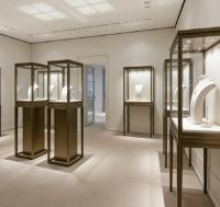 China Modern Freestanding Tempered Glass Jewelry Display Showcase Bronze Trim LED Lighting for Luxury Retail (Customizable Dimensions for sale