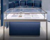 China Minimalist Blue & Gray Industrial LED Jewelry Display Case Negotiation Chair Set High-End Custom Design Luxury Boutique for Mall for sale