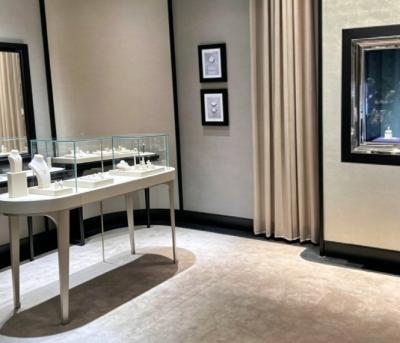China Premium Luxury Modern LED Lighted Tempered Glass Eco-Friendly Heavy Duty Jewelry Display Case for Diamond and Gold Jewelry for sale