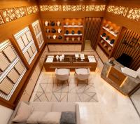 China Elegant Chinese Style Jewelry Display Kit, Luxury Glass Showcase & Wall Display for High-End Jewelry Boutique for sale