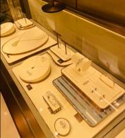 China Luxury Curved Island Jewelry Display Showcase with LED Lighting Gold Frame & White Leather Base for Retail Stores for sale