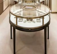 China Luxury Front Showcase with Customized Shelf Dimensions Tempered Glass And Solid Wood for 50kg Per Shelf Clothing Display for sale