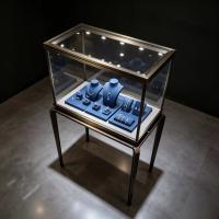 China Upright Display Case with 50kg Per Shelf Weight Capacity Built-in High-CRI LED Lighting and Adjustable Glass Shelves for sale