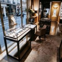 China Luxury Front Showcase with Adjustable Glass Shelves and Tempered Glass And Solid Wood Construction, 200cm X 80cm X 220cm for sale